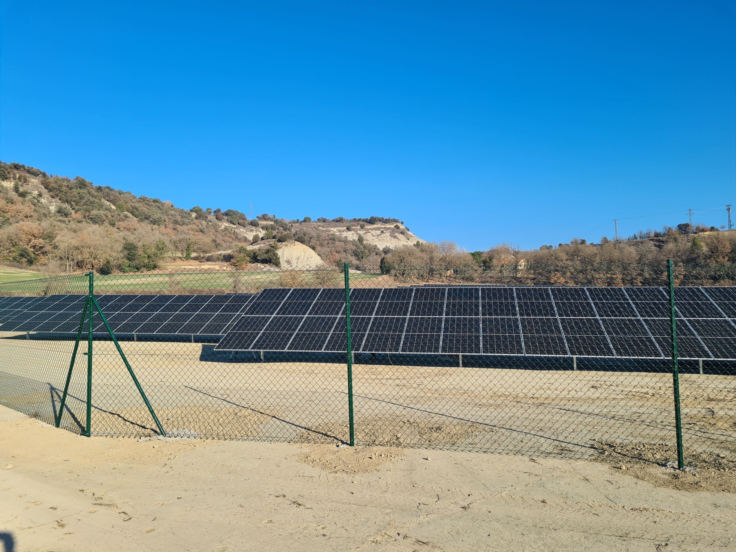 Mejoramos la seguridad: cercado en parque solar - Vallas Vallès